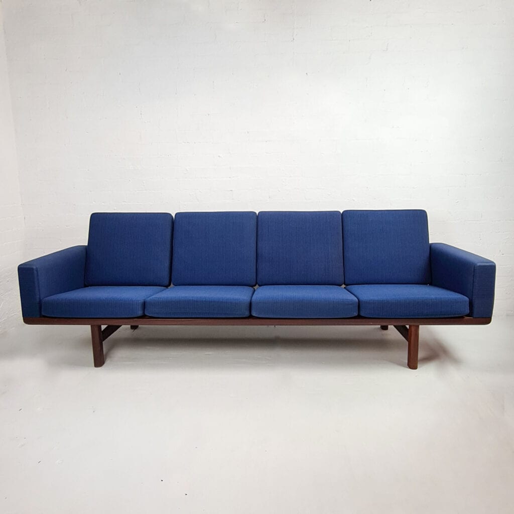 Hans J Wegner Sofa Model GE-236/4 – distinkt