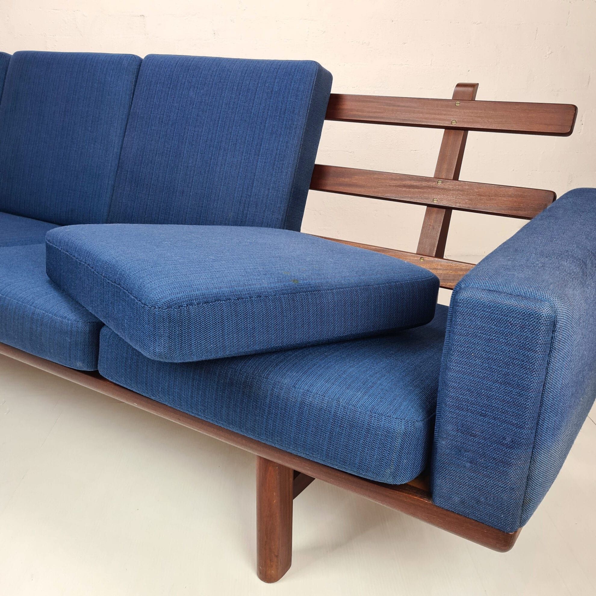 Hans J Wegner Sofa Model GE-236/4 – distinkt