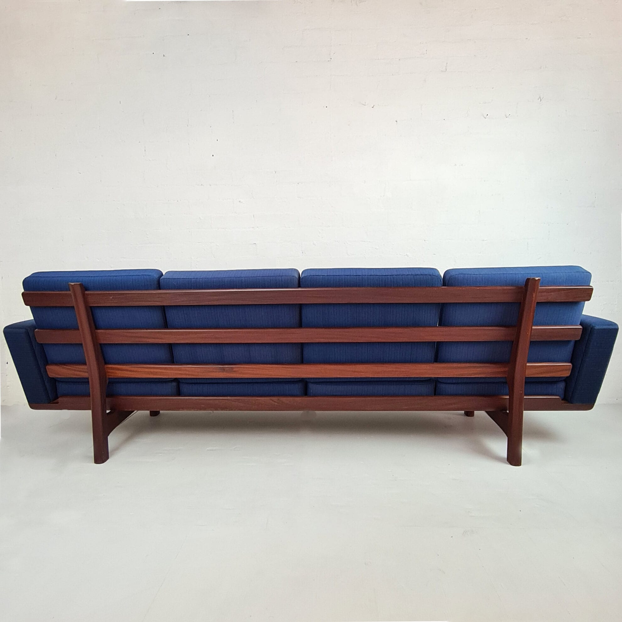 Hans J Wegner Sofa Model GE-236/4 – distinkt